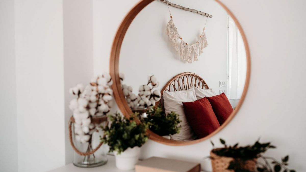 what causes cloudy mirrors